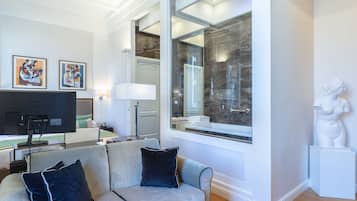 Quarto Triplo Deluxe, Vista para a cidade | Cofre com capacidade para portátil, secretária, quartos insonorizados