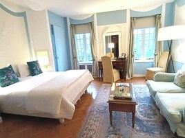 Quarto conforto | Roupas de cama premium, frigobar, cofres nos quartos