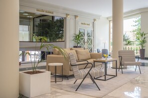 2 bares/lounges, um bar junto à piscina 