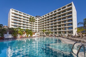 Piscina externa, funciona das 8h30 às 21h, guarda-sóis, espreguiçadeiras