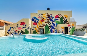 2 piscinas externas, funciona das 9h às 20h, espreguiçadeiras