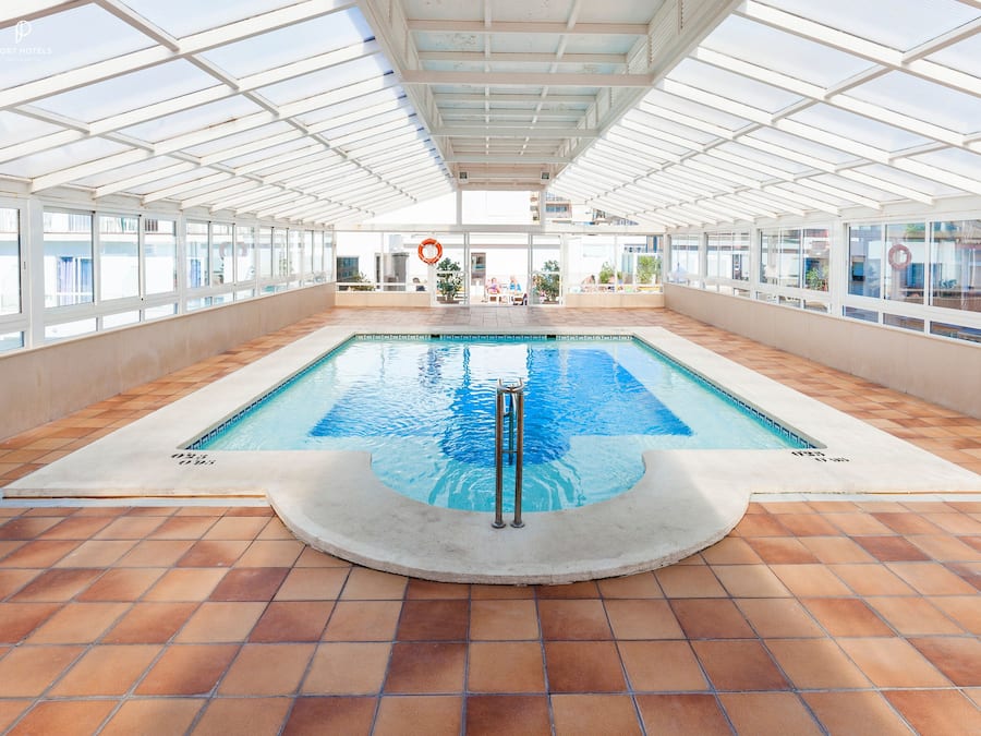 Piscina interior, piscina exterior, espreguiçadeiras