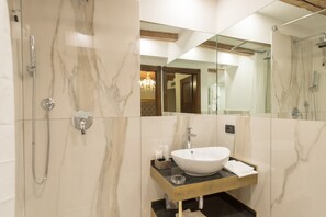 Quarto clássico | Banheiro | Produtos de toalete grátis, secador de cabelo, toalhas de banho 