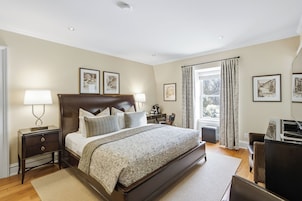 Quarto Deluxe, 1 cama king-size | Roupa de alta qualidade, camas de colchão pillowtop, secretária