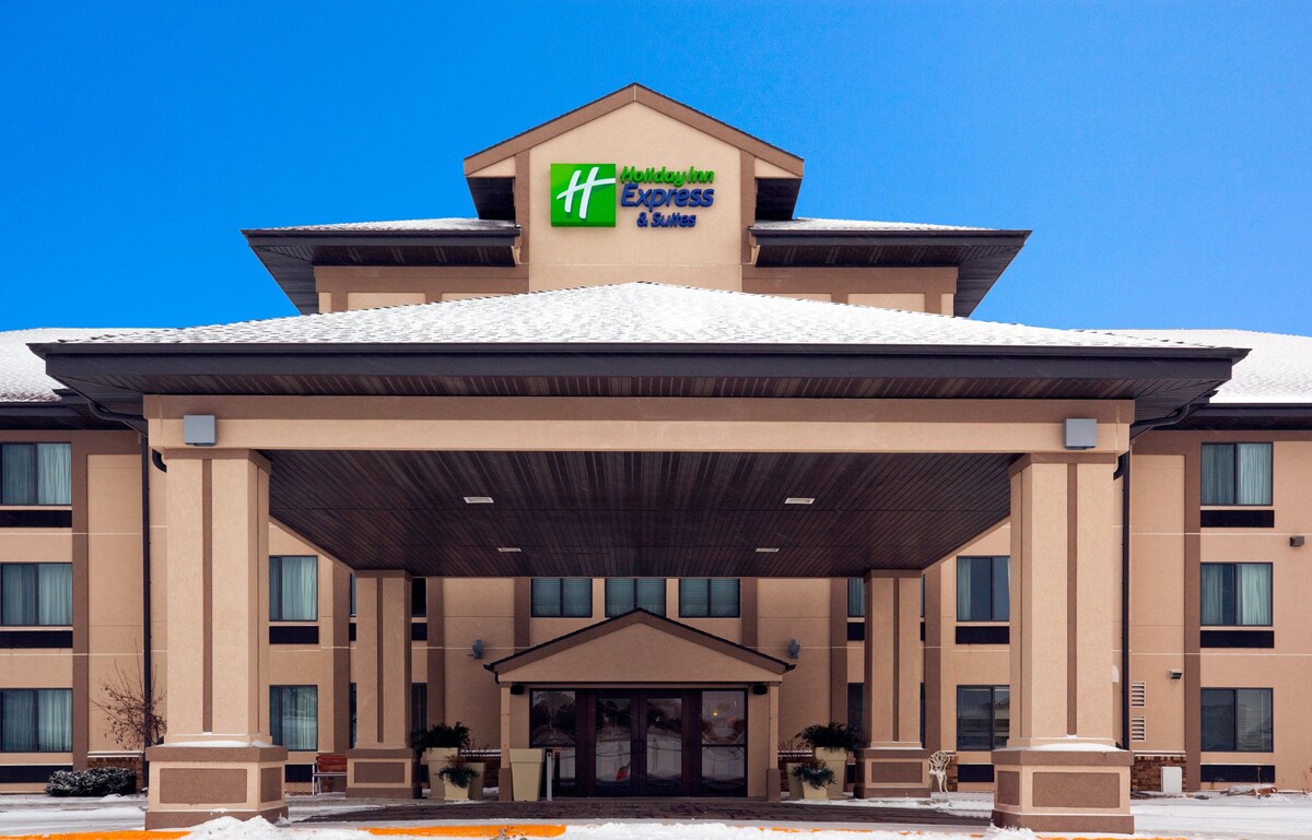 Holiday Inn Express & Suites Winner, an IHG Hotel Reviews, Deals ...