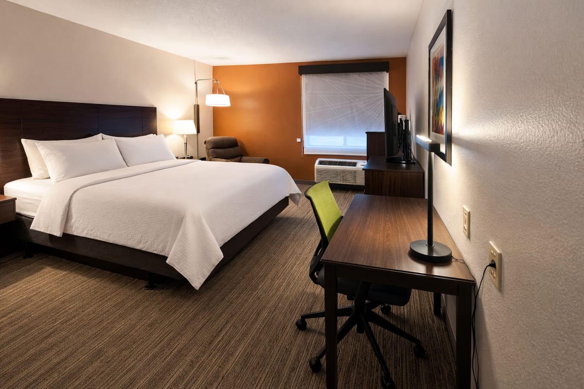 Escrivaninha, ferros/tábuas de passar roupa, berços grátis