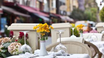 Executive Room with Balcony, Sea view or Hagia Sophia view | Refeições ao ar livre | 2 restaurantes, pequenos-almoços servidos