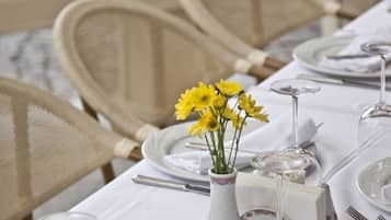 2 restaurantes, pequenos-almoços servidos