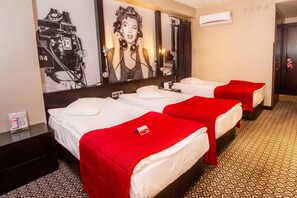 Quarto triplo econômico | Roupas de cama premium, frigobar, escrivaninha