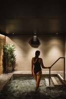 Sauna, banheira de hidromassagem 