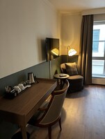 Quarto Superior | Cofre no quarto, com mobília individualizada, secretária 