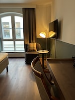 Quarto casal superior | Cofres nos quartos, individualmente mobiliados, escrivaninha