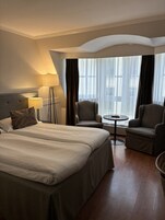 Quarto superior | Cofres nos quartos, individualmente mobiliados, escrivaninha