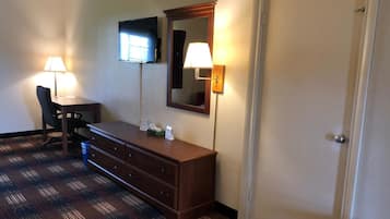 Quarto standard, 2 camas de casal | Wi-Fi de cortesia, roupa de cama