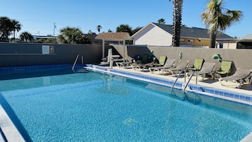 Piscina externa, espreguiçadeiras