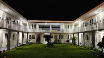 Fachada da propriedade à noite