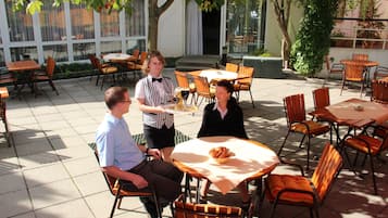 Pequenos-almoços servidos, com espaço para refeições ao ar livre