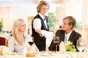 Serviço de café da manhã, almoço, jantar; restaurante ao ar livre