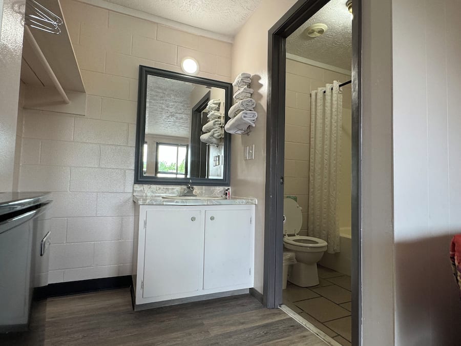 Quarto standard, 1 cama King | Banheiro | Chuveiro/banheira combinados, toalhas de banho