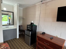 Quarto standard, 2 camas de casal | Escrivaninha, Wi-Fi de cortesia, roupa de cama