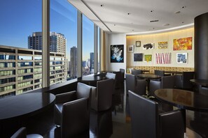 3 restaurantes, café da manhã, culinária japonesa