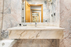 Quarto quádruplo | Banheiro | Banheira, produtos de toalete biodegradáveis, secador de cabelo