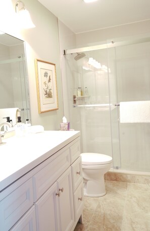 Quarto Deluxe, 1 cama king-size | Casa de banho | Artigos de higiene pessoal grátis, um secador de cabelo 