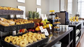 Café da manhã com buffet todos os dias (EUR 12.50 por pessoa)