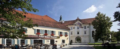 Exterior. Mayerhofer - Hotel - Restaurant - Partyservice - Tagung
