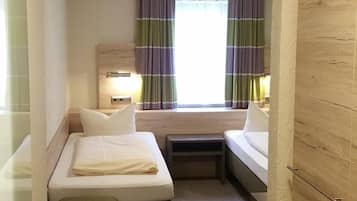 Escrivaninha, cortinas blackout, Wi-Fi de cortesia, roupa de cama