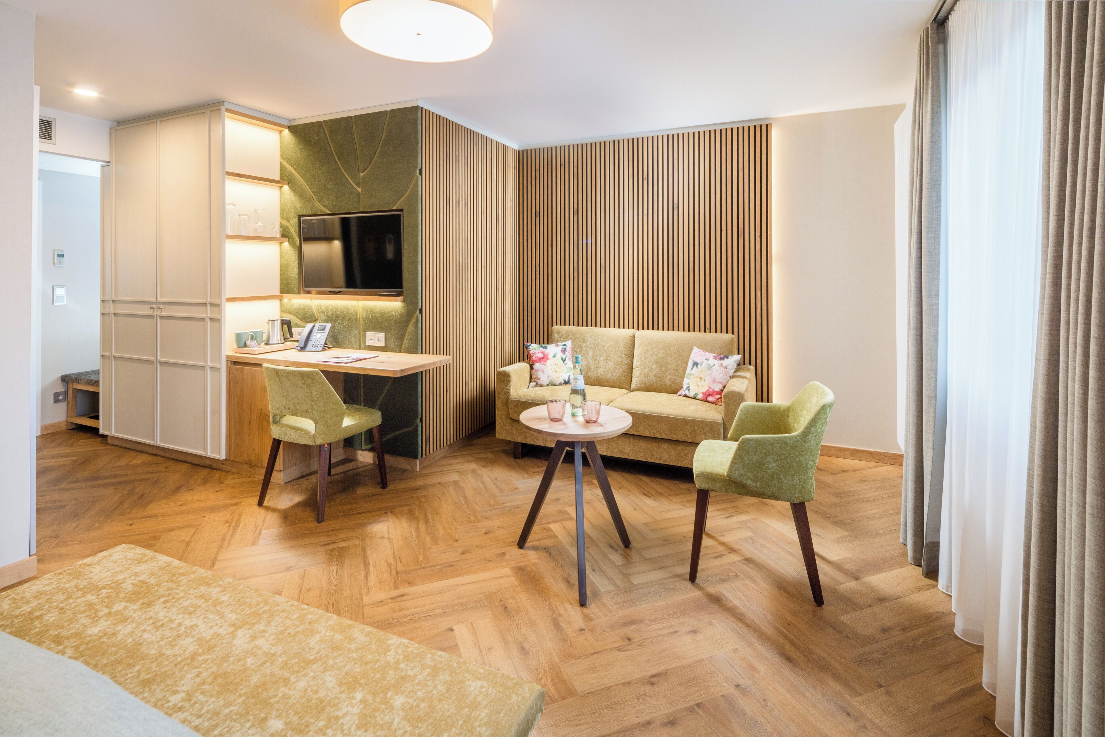 Quarto quádruplo conforto | Roupas de cama antialérgicas, frigobar, cofres nos quartos, escrivaninha