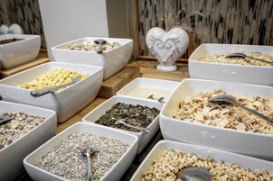 Pequeno-almoço tipo buffet diário mediante uma taxa