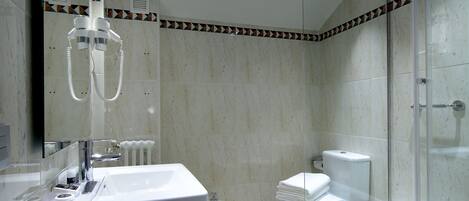 Uma casa de banho moderna com lavatório, sanita e banheira.
