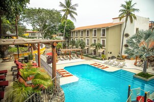 2 piscinas externas, funciona das 8h às 22h, espreguiçadeiras