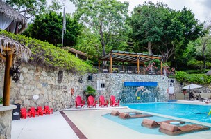 2 piscinas externas, funciona das 8h às 22h, espreguiçadeiras
