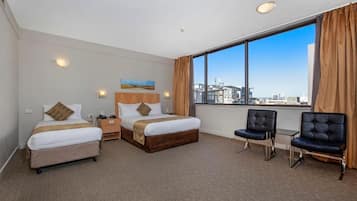 Quarto Duplo, várias camas | Minibar, cofre no quarto, secretária, quartos insonorizados