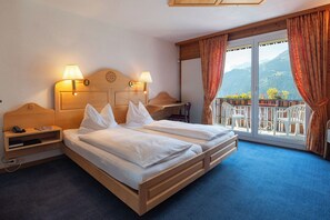 Quarto Twin, varanda, vista para a montanha | Cofre no quarto, secretária, berços/camas para crianças grátis 