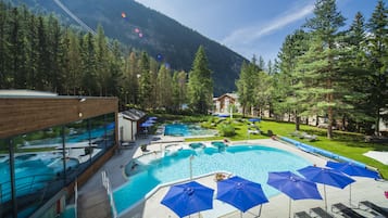 Piscina interior, piscina exterior, espreguiçadeiras