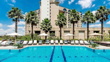 Piscina externa, guarda-sóis, espreguiçadeiras