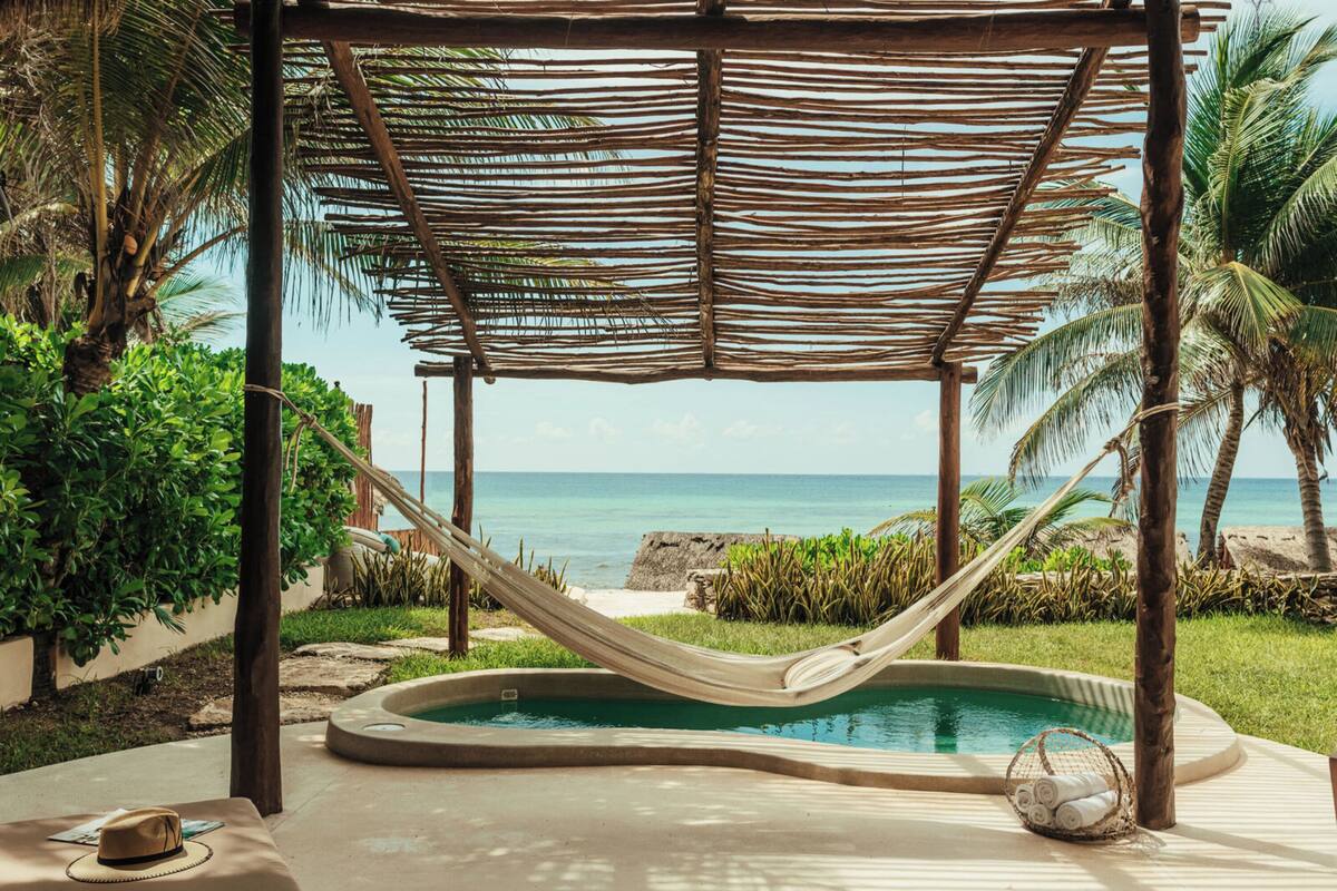 Uma rede sobre uma piscina com vista para o oceano.