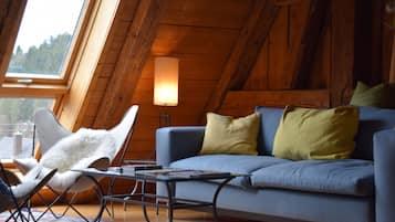Suíte conforto | Área de estar | TV LED, impressoras