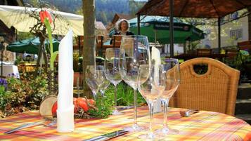 2 restaurantes, café da manhã, local e internacional
