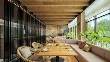 3 restaurantes, pequenos-almoços servidos