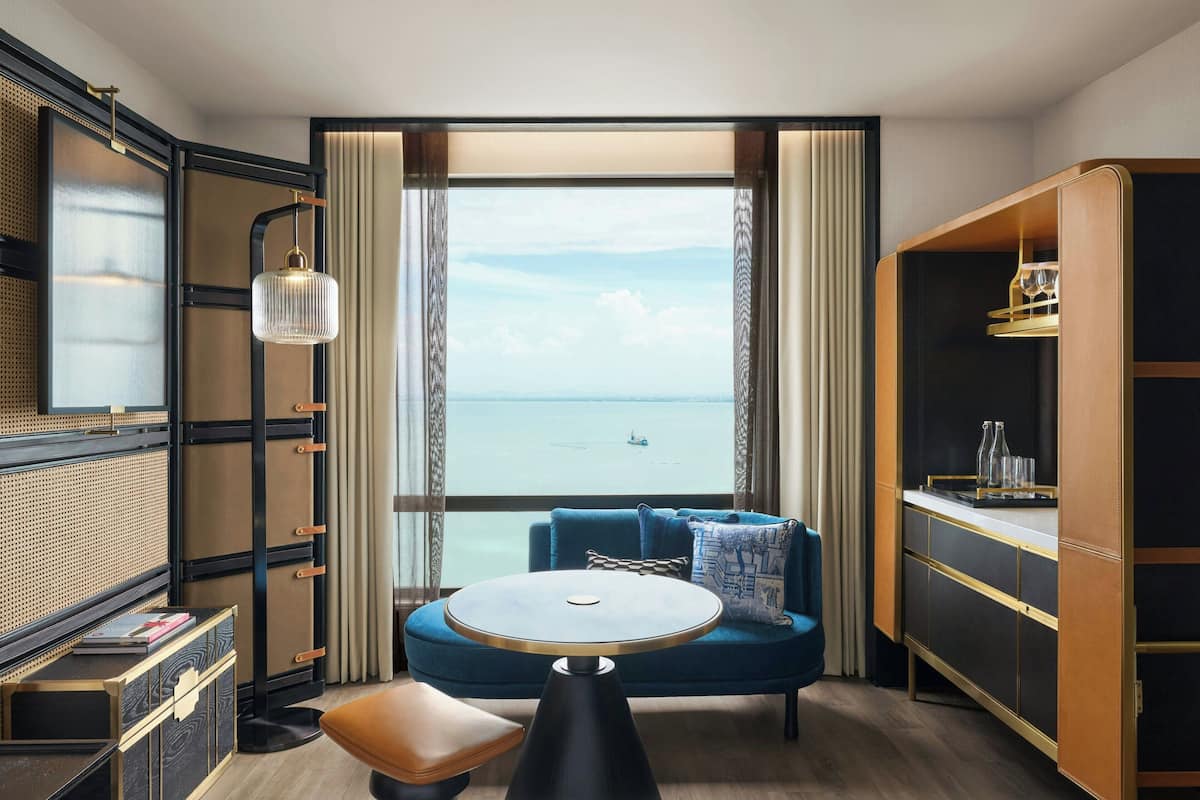 Frigobar, cofres nos quartos, escrivaninha, cortinas blackout