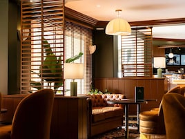 2 bares/lounges