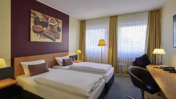 Roupa hipoalergénica, cofre com capacidade para portátil, secretária