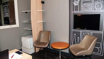 Roupa de alta qualidade, minibar, secretária