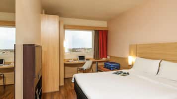 Apartamento Standard, 1 cama de casal | Roupa de alta qualidade, minibar, secretária
