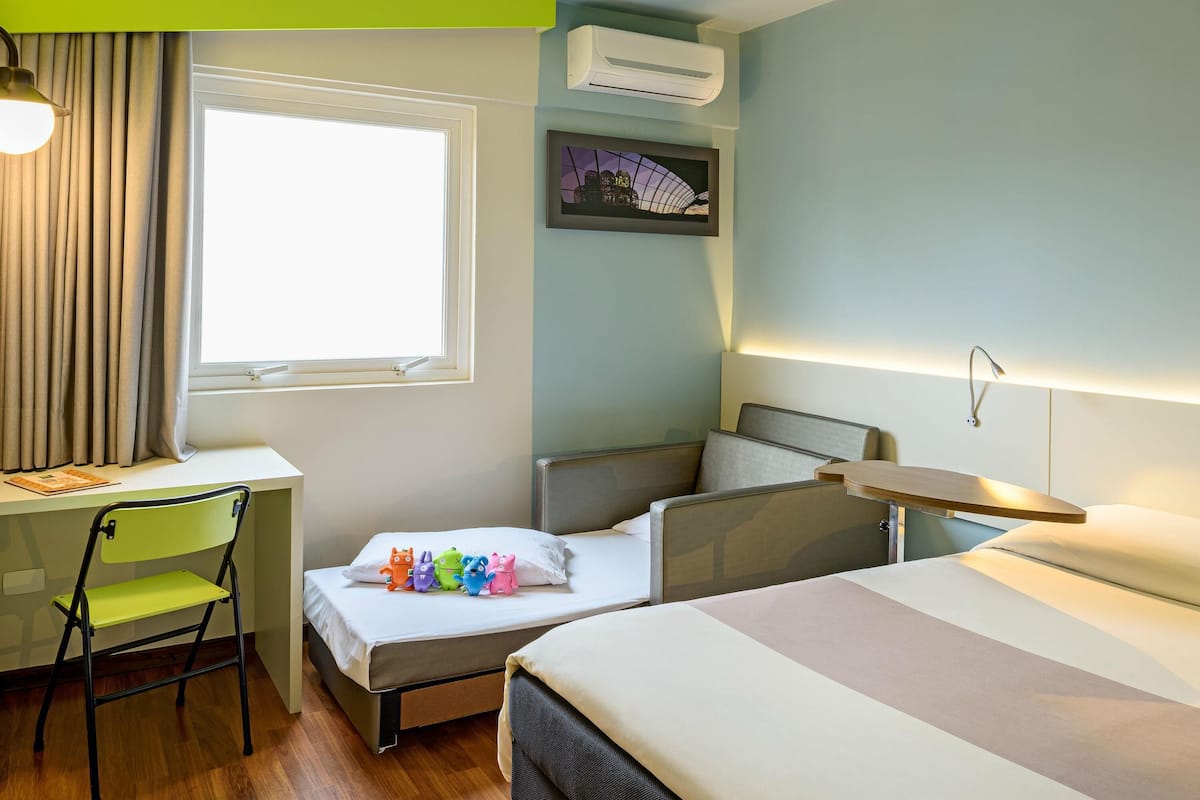 Apartamento standard, várias camas | Frigobar, escrivaninha, cortinas blackout, quartos à prova de som