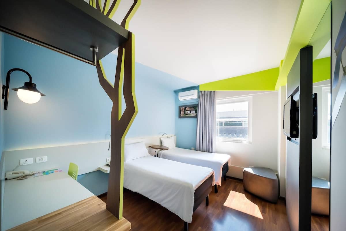 Quarto superior, 2 camas de solteiro | Frigobar, escrivaninha, cortinas blackout, quartos à prova de som